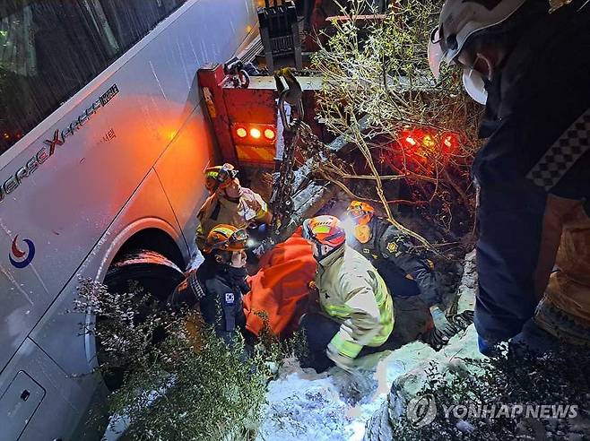 눈 폭탄에 전국 곳곳 교통사고도로 항공 통제 잇따라