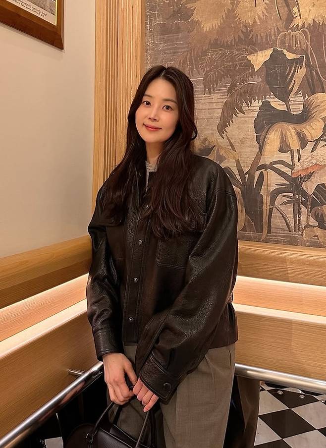 한지혜 청담동 드립 커피 4살 딸 육아 잊고 즐긴 여유만만 가죽 재킷 나들이룩 패션엔