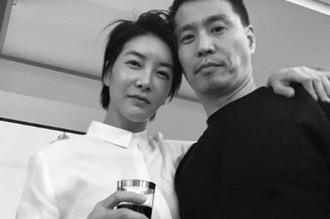 이태원 클럽서 만난 남성과 첫눈에 반해 부모님 몰래 혼인신고한 여배우 뉴스에이드