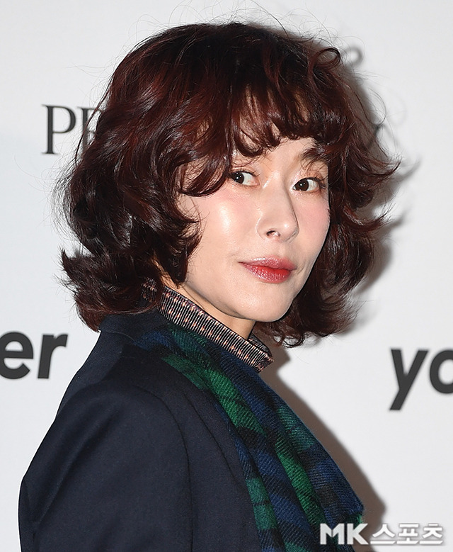 50대 초반이면 아이 5명은 낳고 살 줄 알았다는 싱글 여배우 체크 머플러룩 대본은 내운명