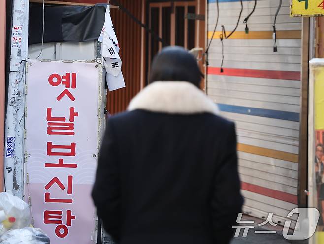 개 식용 종식법 시행 반년 만에 사육농장 10곳 중 4곳 문닫았다