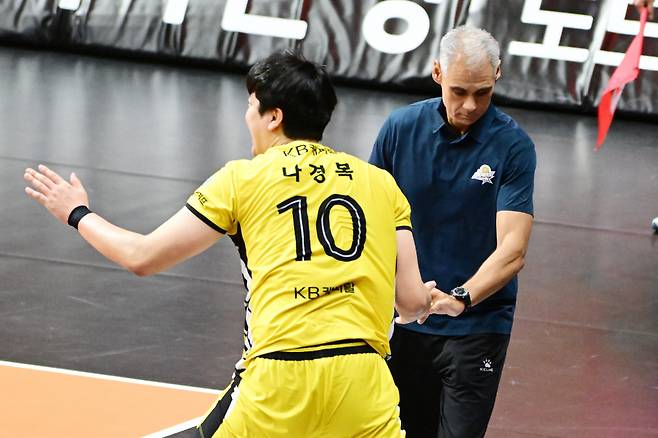 비예나나경복 40점 폭발 Kb손해보험 파죽의 5연승→2위 대한항공 4점 차 맹추격 최하위 Ok저축은행 연승 마감
