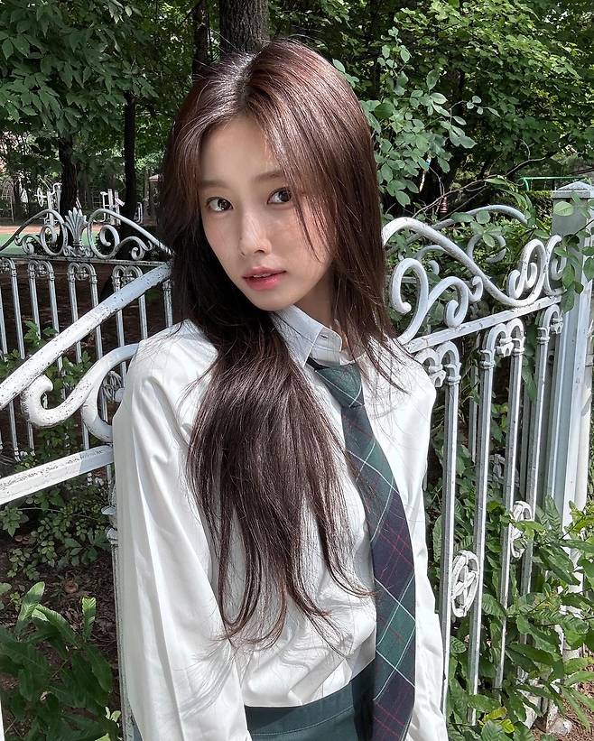 강혜원 청순한 교복 스타일링으로 눈부신 비주얼 K스타패션