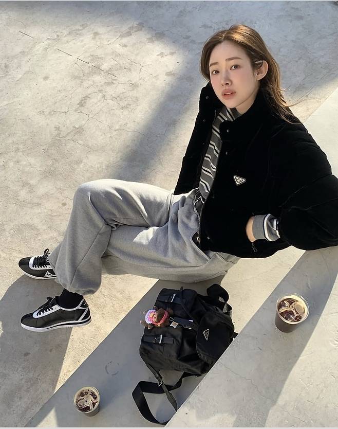 차정원 프라다 입은 도그마미 스웻 팬츠로 친근감 100배 벨벳 패딩룩 뷰티는 내운명