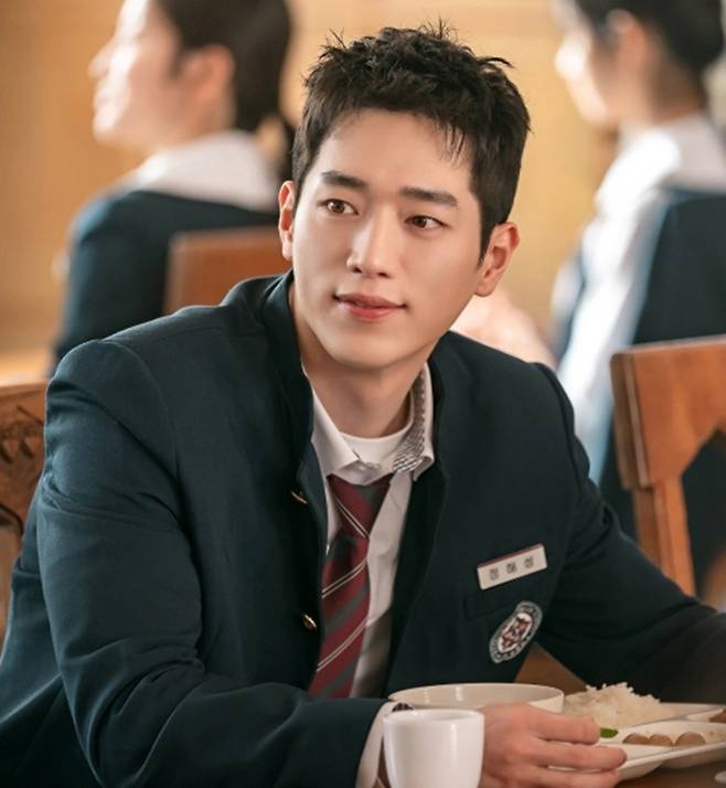 과거 동네에서 잘생김으로 유명했던 소년의 현재 맥스무비