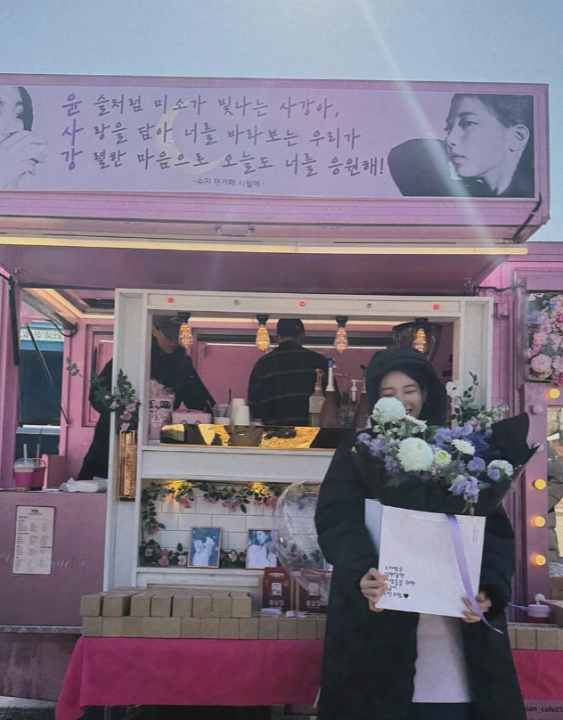 수지는 롱패딩을 둘러도 예쁘네‥한파 녹인 러블리 눈웃음