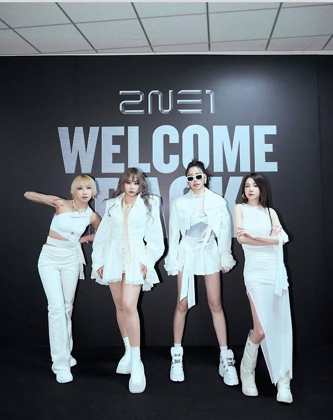 산다라박 타이페이에 뜬 여신 39kg에 S라인 믿기지않는 인형 미모 시스루 드레스룩 대본은 내운명