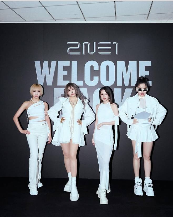 산다라박 타이페이에 뜬 여신 39kg에 S라인 믿기지않는 인형 미모 시스루 드레스룩 대본은 내운명