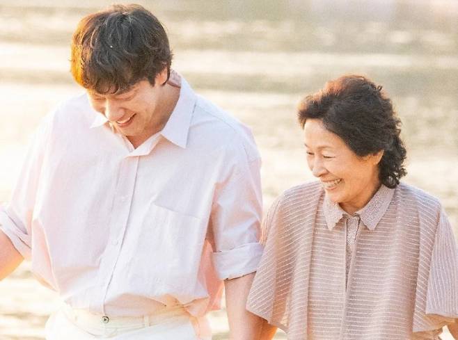 42살 차이 나이장벽 깨고 부부가 된 두 남녀배우 투데이 셀럽패션