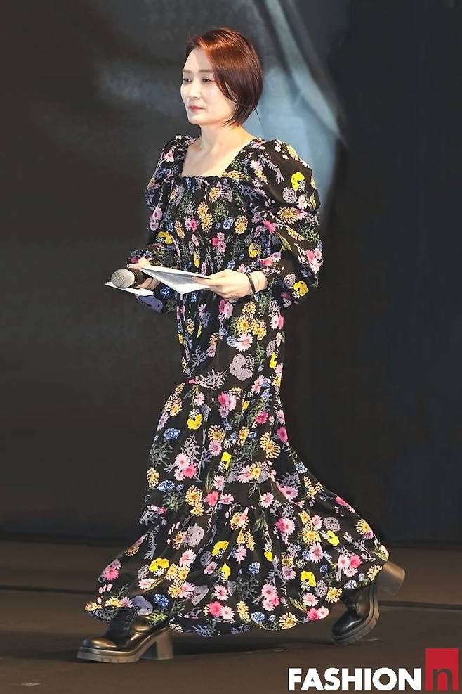 박경림 봄바람이 살랑 보기만 해도 화사한 꽃무늬 원피스 Mc룩 패션엔