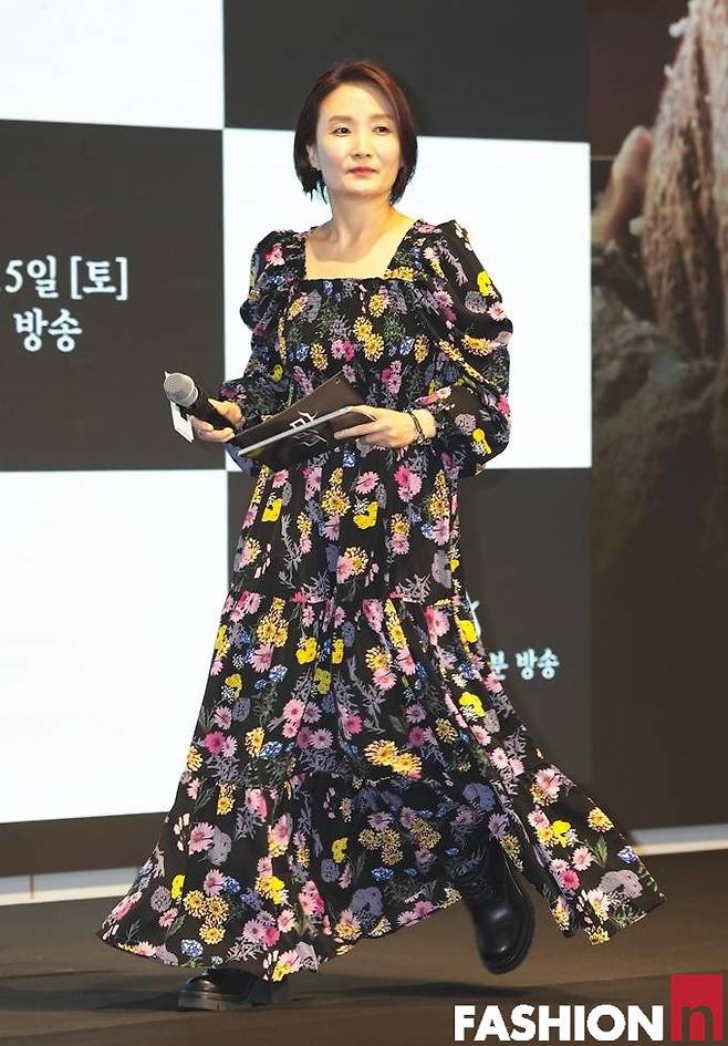 박경림 봄바람이 살랑 보기만 해도 화사한 꽃무늬 원피스 Mc룩 패션엔
