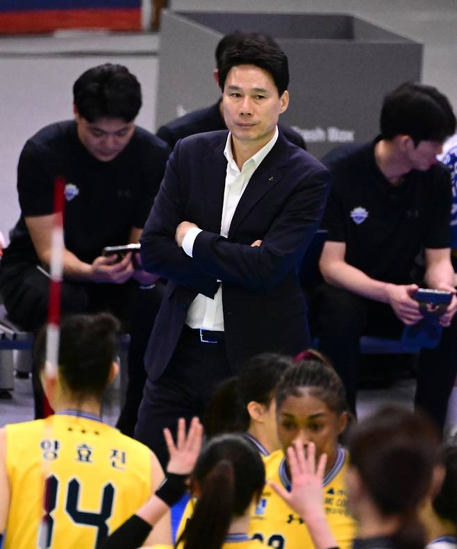 모마 감싼 강성형 현대건설 감독 선수들 힘겹겠다충분히 마음이 이해가 돼” 스경x현장