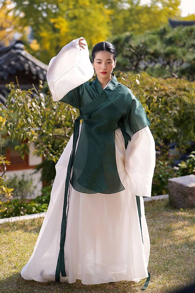 ‘한 폭의 동양화 같은 김태리 한복 입고 피어난 우아한 자태 스타와 라이프