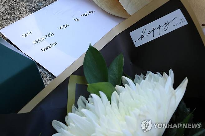 아가 아프지 말고 편히 눈 감으렴 학교 앞은 추모 물결