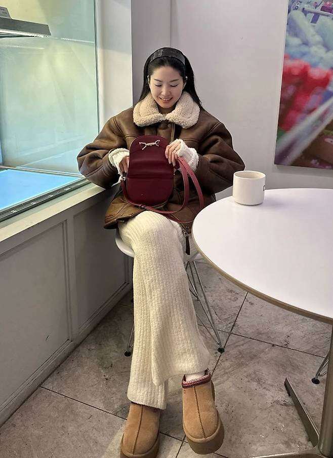 류이서 기침 감기 날려버린 무스탕 니트 셋업과 무스탕 꿀조합 청순 외출룩 패션엔