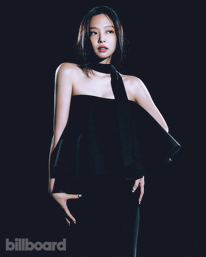제니 빌보드도 주목한 ‘핫걸 그 자체 쇼츠 하나로 완성한 롱 코트룩 스타와 라이프