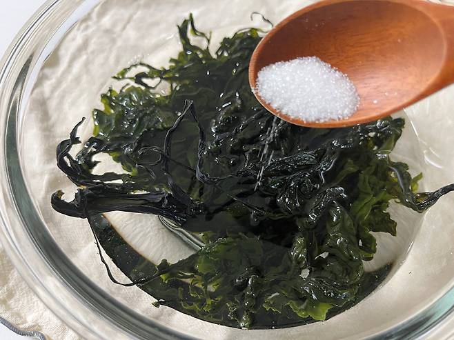 미역 그냥 불리지 마세요 이것으로 10배 더 야들야들해집니다 텐꿀팁
