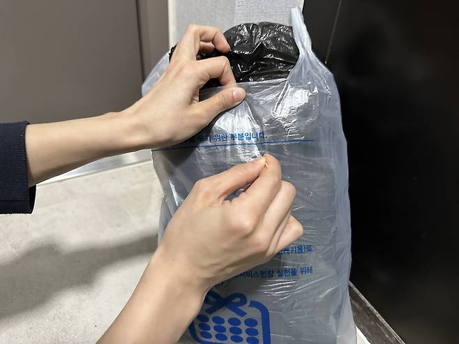 넘치는 쓰레기봉투 아직도 힘겹게 묶고 있나요 이렇게 하면 그냥 묶어집니다 생활의지혜