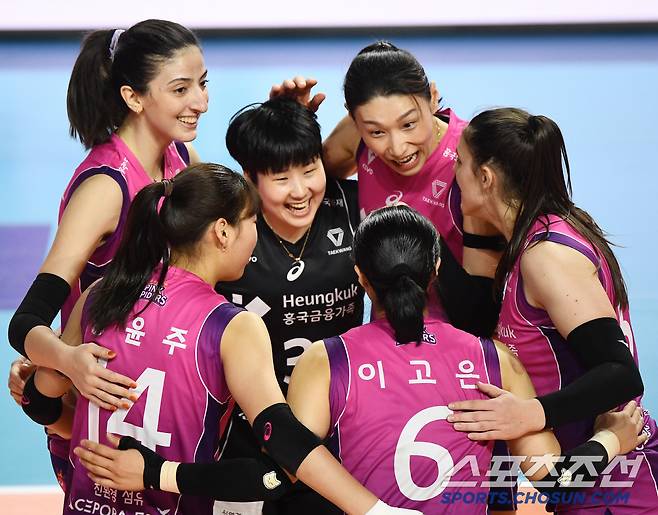 김연경 정윤주 투트쿠 어찌 막나흥국생명 1위 확정 거침없다 Gs칼텍스 제압→8연승 인천 리뷰