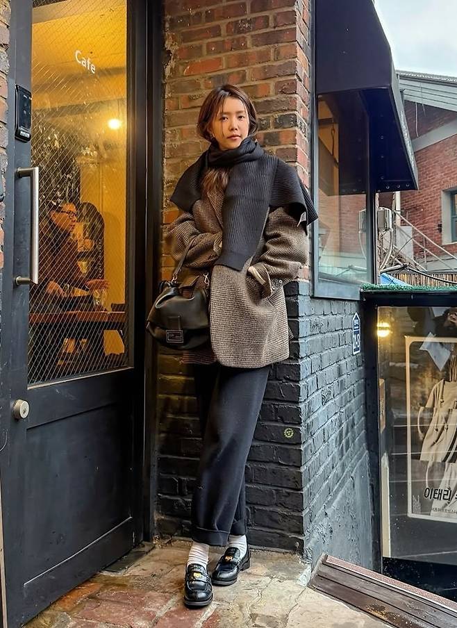채정안 얼죽코 가고 재킷 왔다 스웨터 두른 재킷 100점 간절기 스타일 외출룩 패션엔