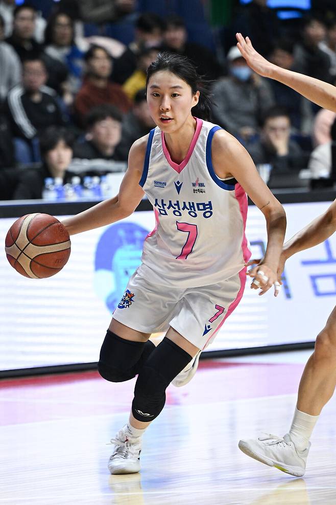 [BK 리뷰] '배혜윤 29점 폭발' 삼성생명, BNK에 접전 끝 승리... 4연패 탈출 성공