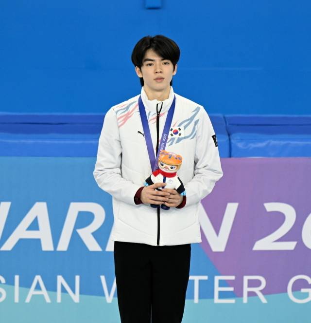 이승훈 韓 역대 동계 Ag 최다 메달 피겨 간판 차준환 금메달대한민국 金 16개and총 45개 종합 2위 쾌거 15일 귀국