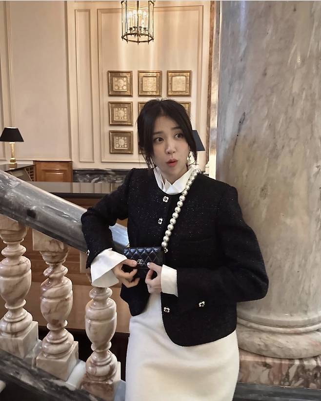 박하선 신부 옆 시선강탈 샤넬백으로 품격 더한 우아한 하객룩의 정석 미니스커트룩 대본은 내운명