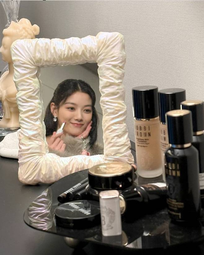 김유정 맞아 직각어깨 뽐낸 레이스 탑 여리여리 퍼재킷 훌렁 벗은 드레스룩 뷰티는 내운명
