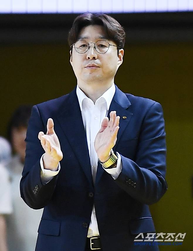 현장인터뷰 Kb 김완수 감독 우리은행 우승 축하 우리 선수들도 박수 보낸다