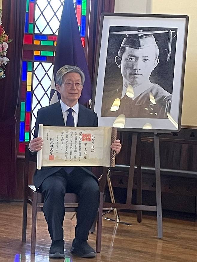 ‘순국 80주기 윤동주 日 모교서 명예박사 학위 받아