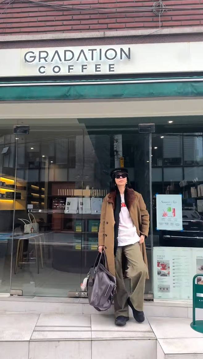 연상 사업가와 결혼 맘에 든 갤러리 작품 구입하는 일상 공개한 여배우 얼죽코 나들이룩 대본은 내운명