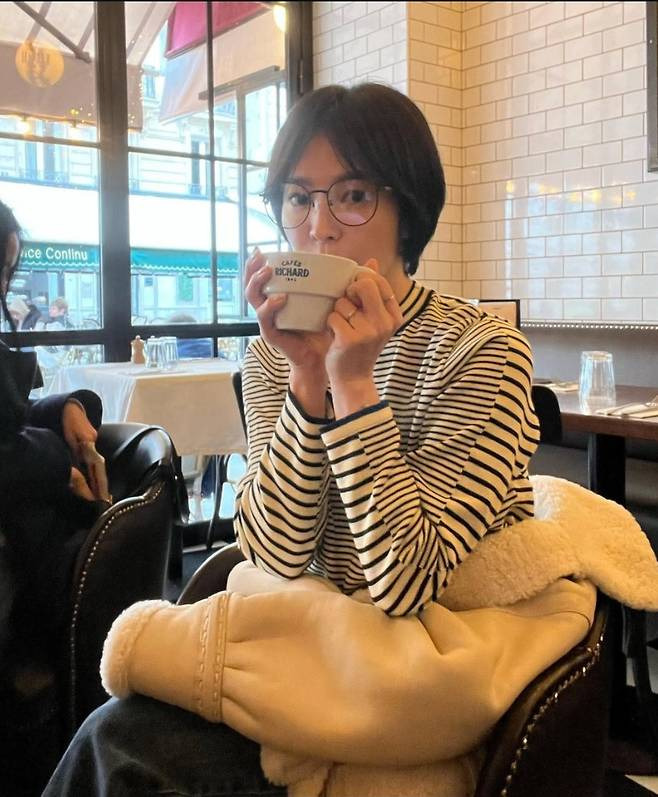 송혜교 단발이 이렇게 매력적일 줄이야 화이트 셔츠룩으로 뽐낸 우아한 청순美 스타와 라이프