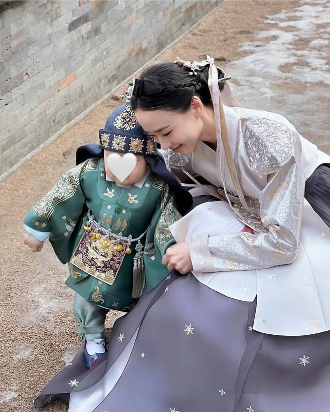손연재 금융맨 백허그♥품에는 아가 엄마가 더 신난 돌잔치 요정 미모의 한복 잔치룩 뷰티는 내운명