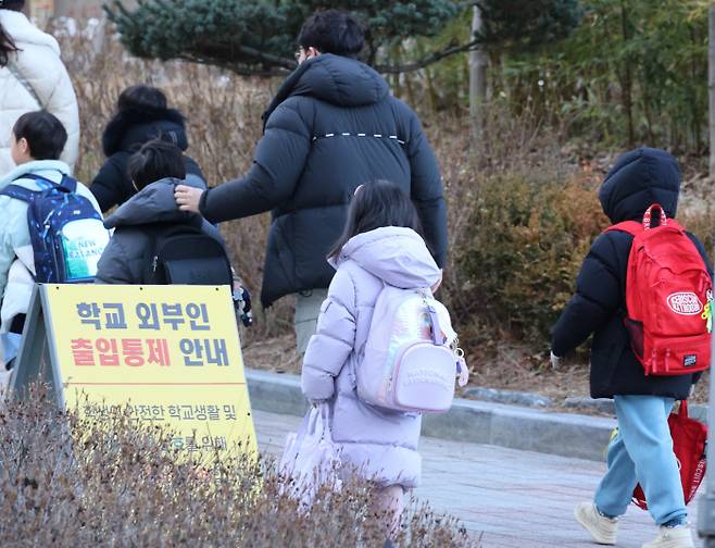 안전하니 무서워 마”아이 꼭 안아준 학부모들 등굣길 배웅