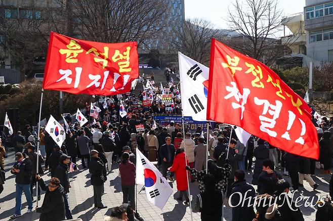 대학가 쪼개졌다 서울대생들 탄핵 반대 집회에 싸늘