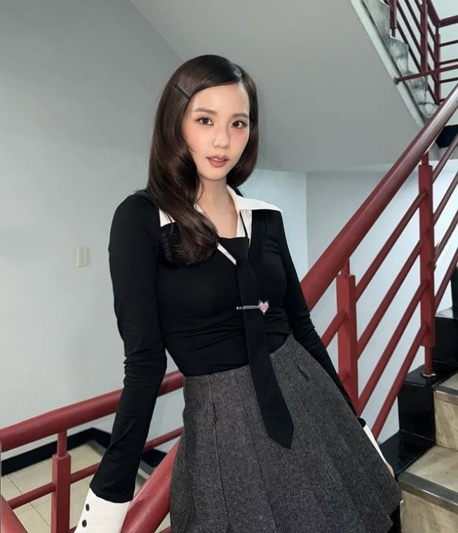 블랙핑크 지수 세라복 니트와 머리핀 조합여고생 같은 러블리 스쿨걸룩 패션엔
