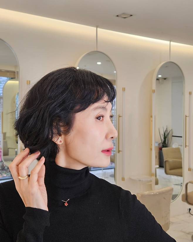 채시라 56살 맞아 숏단발로 변신하니 어려보이는 동안미모 스타픽