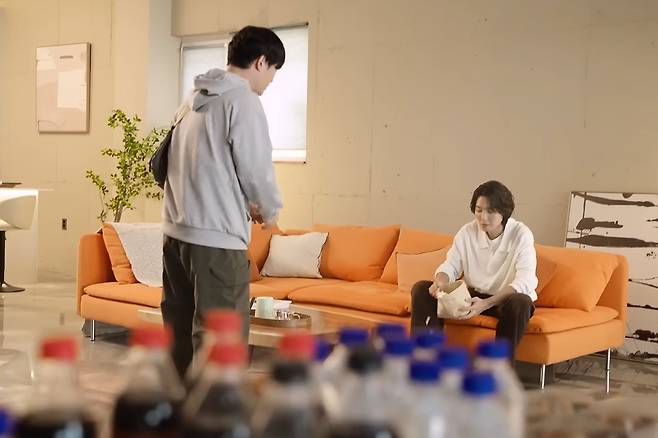스태프에 콜라 뿌리며 갑질 인성 논란에 휩싸인 유명 배우 요즘뭐하니