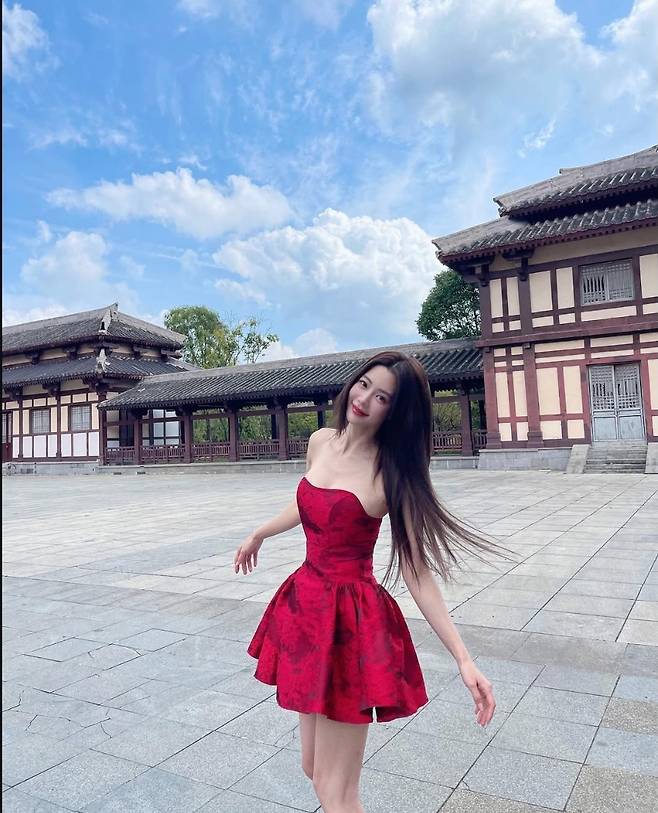 클라라 꽃처럼 날았다 비현실 마네킹 미모 개미허리 뽐낸 튜브탑 미니드레스룩 뷰티는 내운명