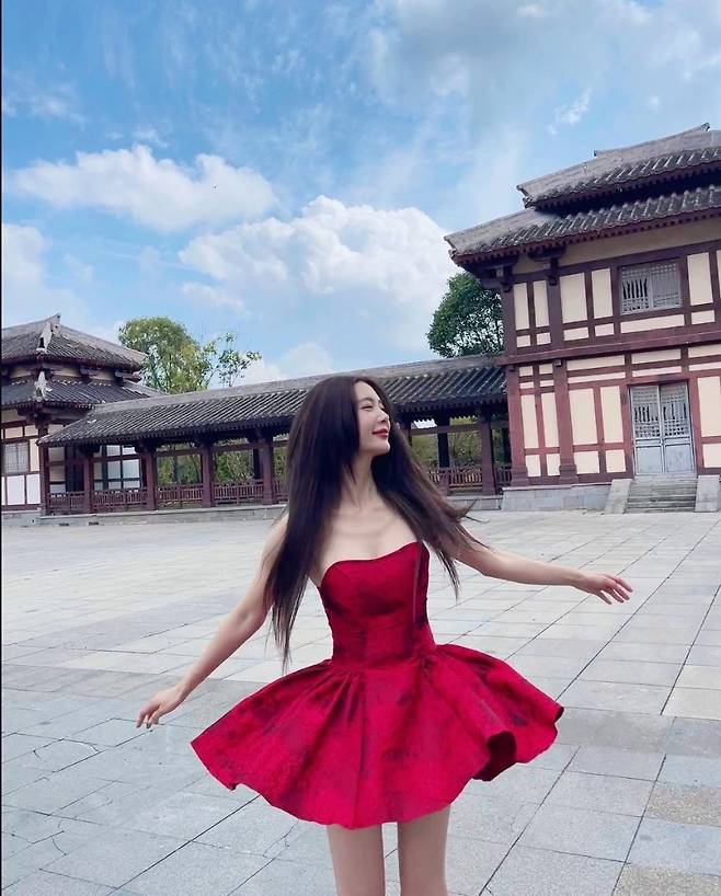 클라라 꽃처럼 날았다 비현실 마네킹 미모 개미허리 뽐낸 튜브탑 미니드레스룩 뷰티는 내운명