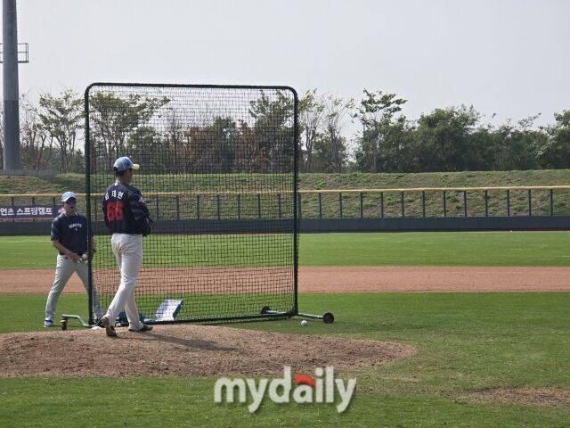 “공 정말 좋다” 롯데 외인도 숨 죽이고 지켜봤다…김태형이 콕 찍은 145km 특급신인, ML 4승 투수 ‘특급조언’[MD타이난]
