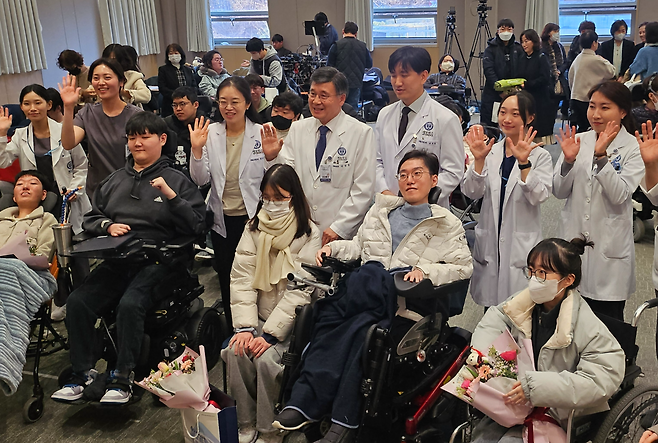 남들 다 받는 건데” 졸업장 하나에 ‘박수갈채다들 펑펑 운 사연