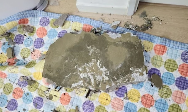 아파트 무너지는 거 아냐천장서 20kg 콘크리트 조각 쿵