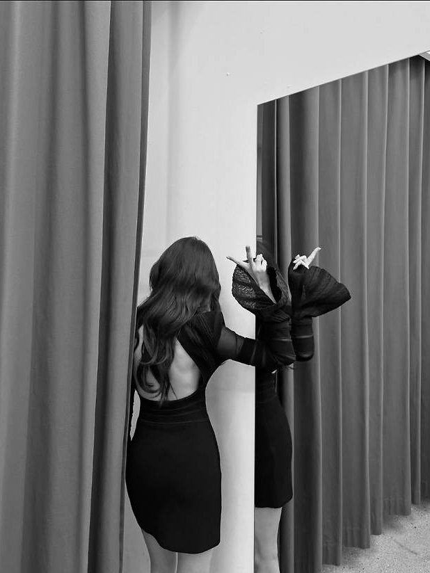 윤은혜 뒤태로 다했다 블랙 백리스 드레스시스루 디테일로 우아한 섹시미 발산 스타와 라이프