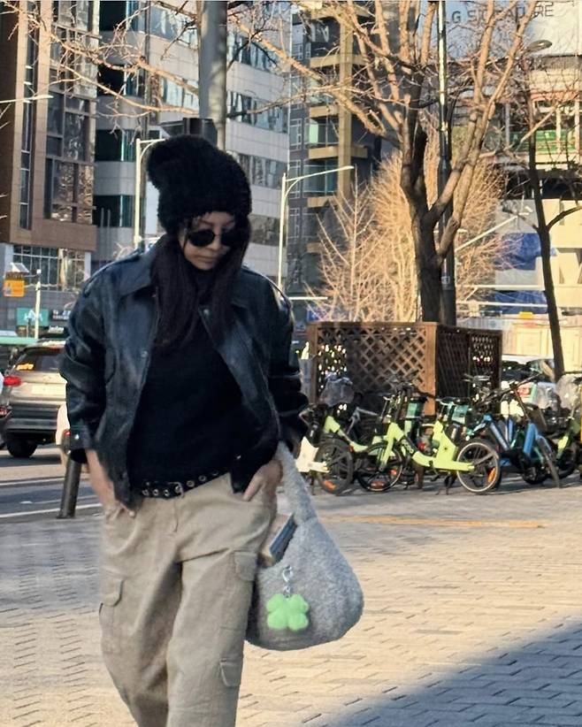 63년생 맞아” 황신혜 에스파 뺨치는 힙한 일상룩카고팬츠레더 재킷 놀라워 뷰티는 내운명