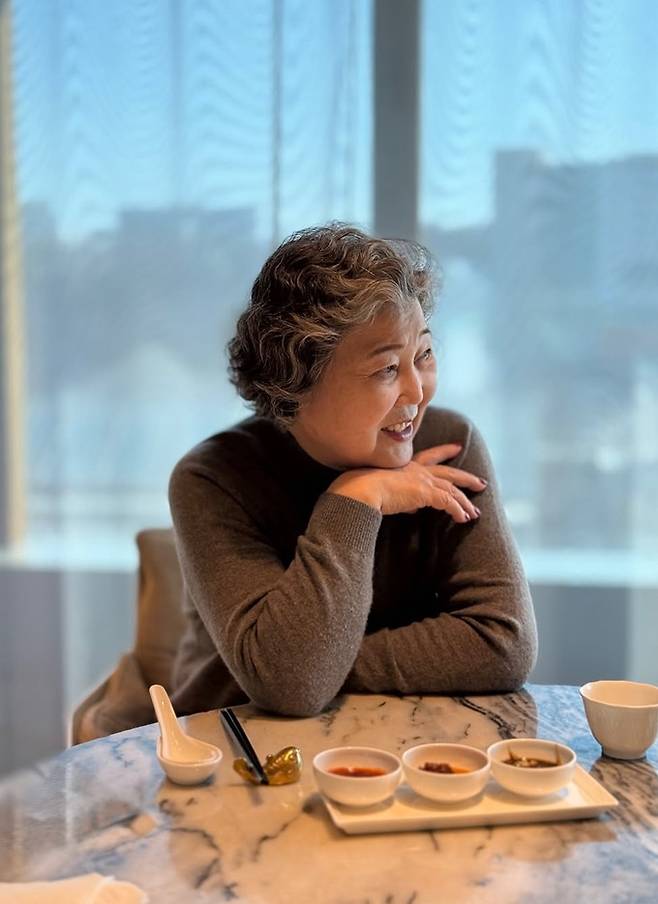 최은경 아나 아들 해병대 보내고 엄마와 데이트 스웨터 두른 재킷 나들이룩 패션엔