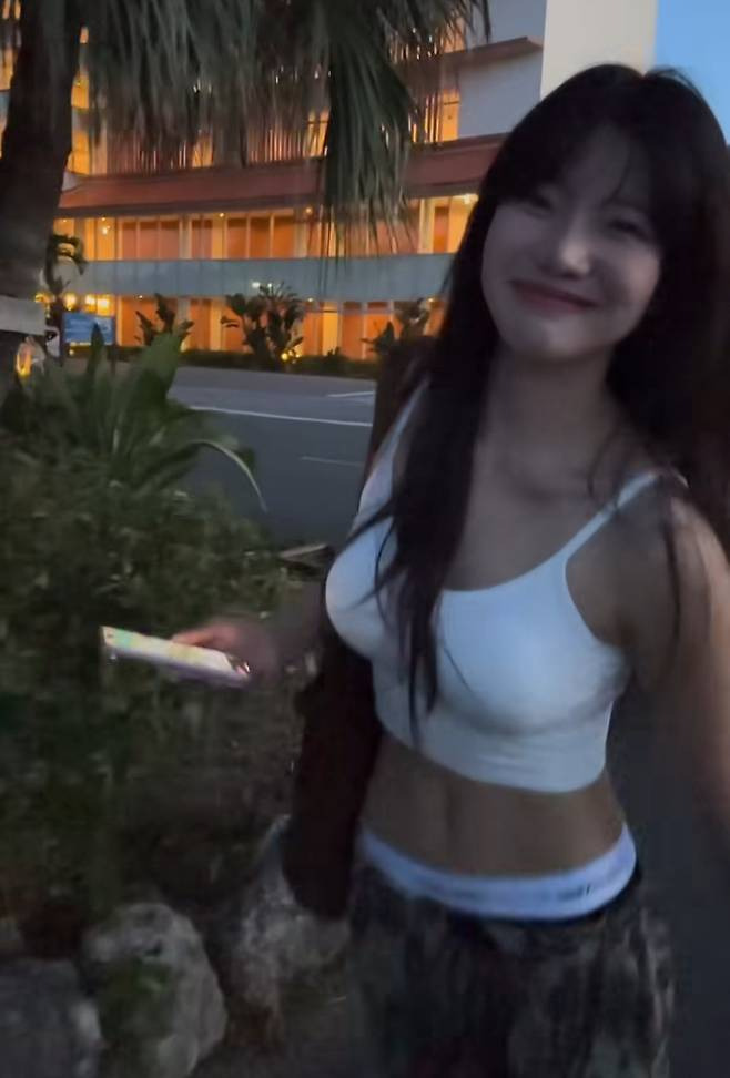 얼마나 예쁘길래 친구가 찍어 난리난 복근황금 골반 여가수의 크롭탑 자태 스타와 라이프
