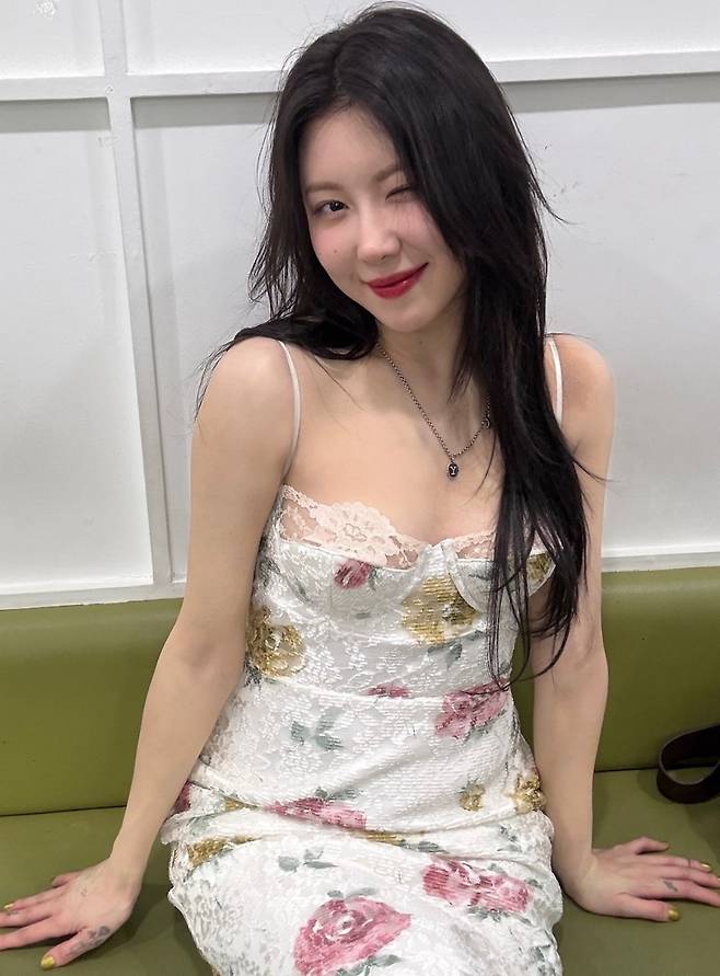 Kbs 출연 위해 전신타투 제거한 여가수의 러블리 원피스룩 투데이 셀럽패션
