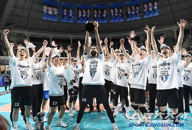 끝내 5라운드에 끝 부임 첫해 코보컵 우승→7년만에 정규리그 1위 블랑 매직 세번째 트로피 향해 준비 장충 코멘트