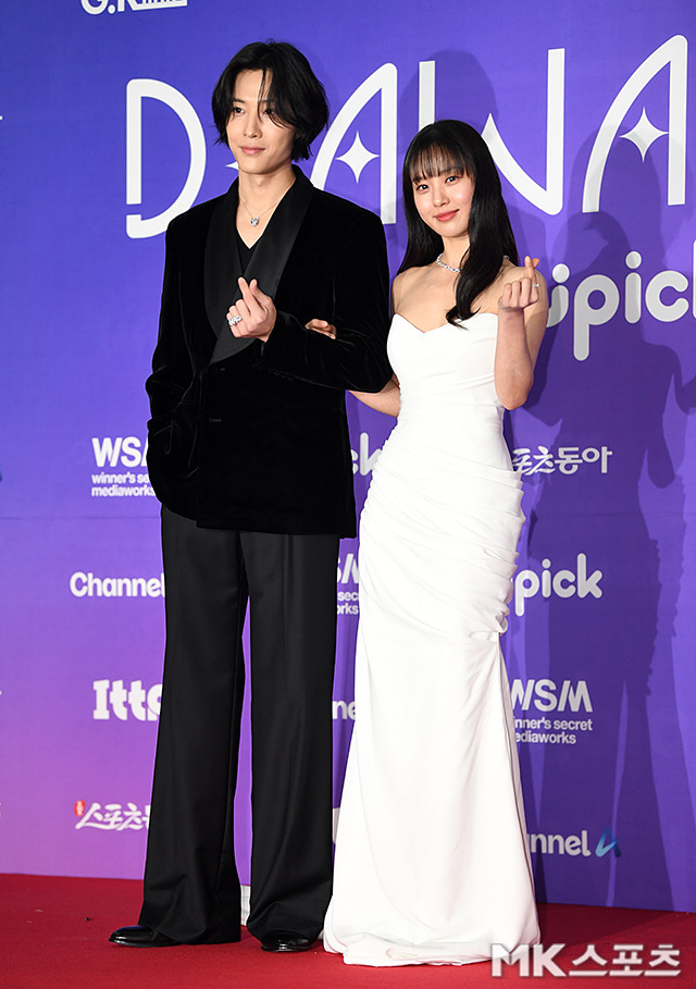 고민시 신이 빚은 조각비율 숨겨둔 황금 골반 드러낸 딱붙핏 드레이프 드레스룩 뷰티는 내운명